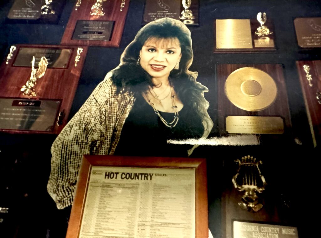 Kathy Bee: Trailblazing Black Female Country Singer Who Charted History ...